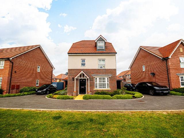 Hawes Close, Hullbridge SS5, 4 bed detached house to rent, £2,500 pcm | PrimeLocation