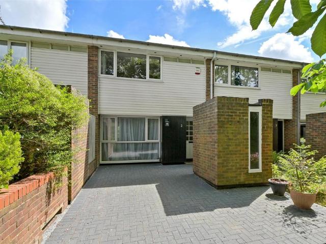 Hawkesworth Close, Northwood, HA6 2 bed terraced house to rent £1,900 pcm £438 pw