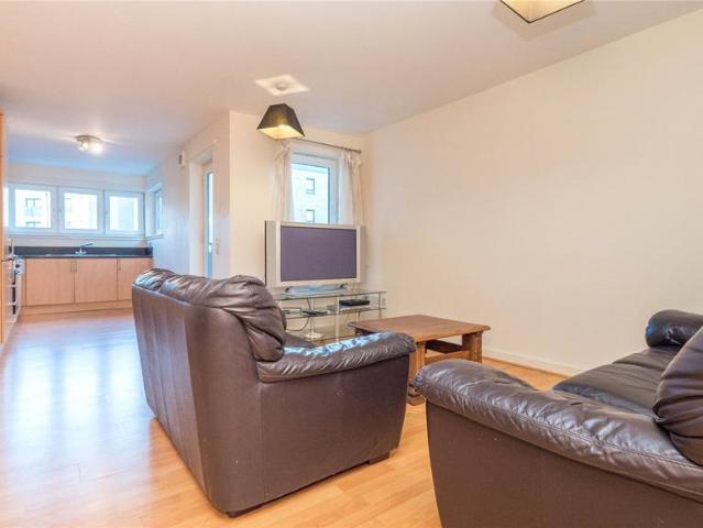 Hawkhill Close, Edinburgh, EH7 3 bed flat to rent £1,750 pcm £404 pw
