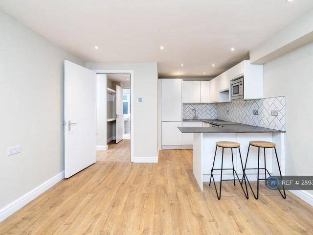 Hawkins Close, Harrow, HA1 3 bed flat to rent £1,900 pcm £438 pw
