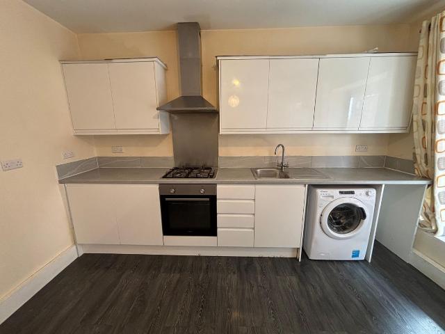 Hawkins Road, Colchester CO2, 3 bed flat to rent, £1,250 pcm | PrimeLocation