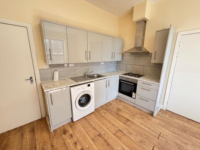 Hawkins Road, Colchester CO2, 2 bed flat to rent, £950 pcm | PrimeLocation