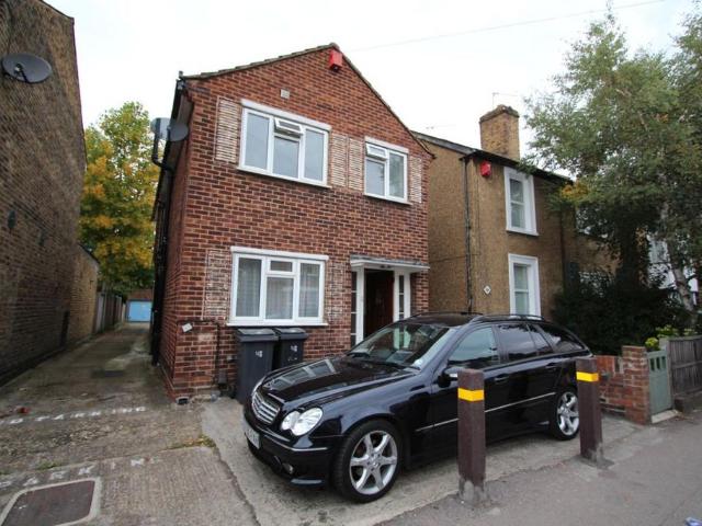 Hawks Road, Kingston Upon Thames KT1 6 bed detached house to rent £4,500 pcm £1,038 pw
