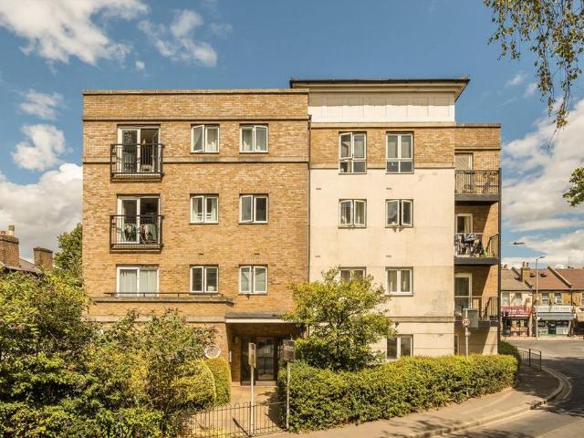 Hawks Road, Kingston Upon Thames KT1 2 bed flat to rent £1,695 pcm £391 pw