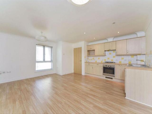 Hawks Road, Kingston Upon Thames KT1 2 bed flat to rent £1,875 pcm £433 pw
