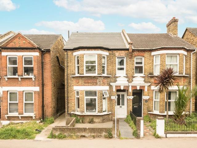 Hawks Road, Kingston Upon Thames KT1, 3 bed flat to rent, £2,100 pcm | PrimeLocation