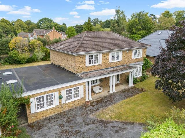 Hawksview, Cobham, KT11 5 bed detached house to rent £7,500 pcm £1,731 pw