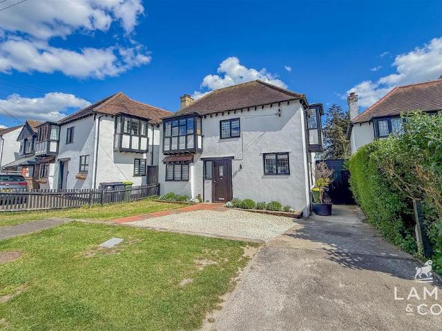 Hawkwell Chase, Hockley SS5 3 bed detached house to rent £2,300 pcm £531 pw