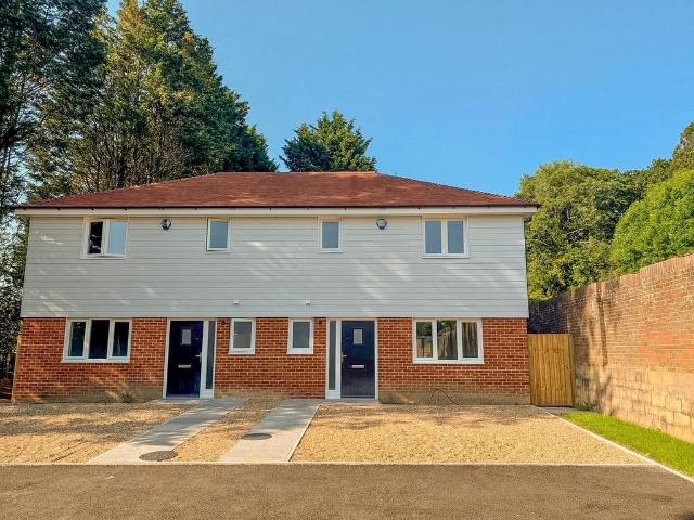 Haywards Heath, RH17 3 bed house to rent £2,300 pcm £531 pw
