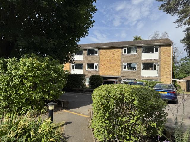 Hayden Court, New Haw KT15 2 bed maisonette to rent £1,600 pcm £369 pw
