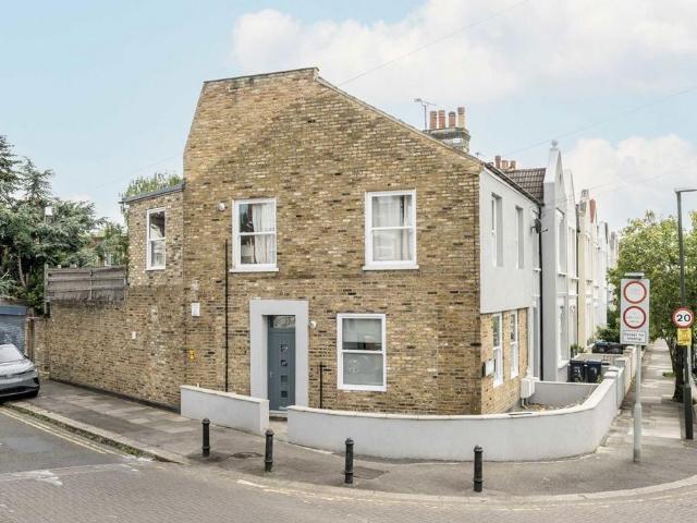Haydon Park Road, London SW19 4 bed flat to rent £3,600 pcm £831 pw