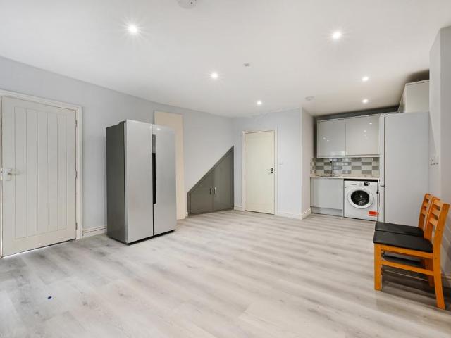 Haydon Park Road, SW19 2 bed flat to rent £2,500 pcm £577 pw