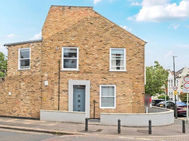 Haydon Park Road, Wimbledon, London. 4 bed flat to rent £3,600 pcm £831 pw