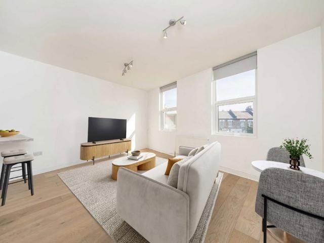 Haydons Road, London SW19 3 bed flat to rent £2,200 pcm £508 pw