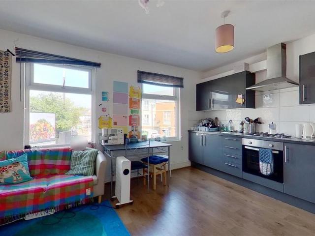 Haydons Road, London 4 bed flat to rent £2,800 pcm £646 pw