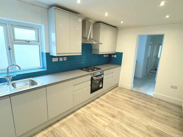 Haydons Road, Wimbledon, SW19 4 bed maisonette to rent £3,300 pcm £762 pw