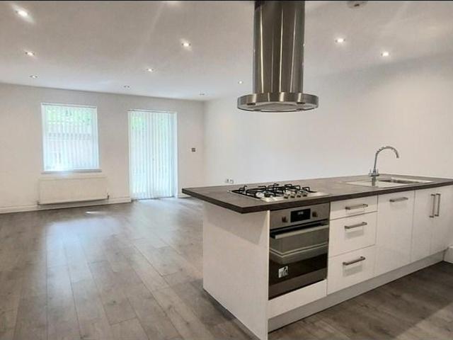Haydock Close, Hornchurch, RM12 2 bed flat to rent £1,790 pcm £413 pw