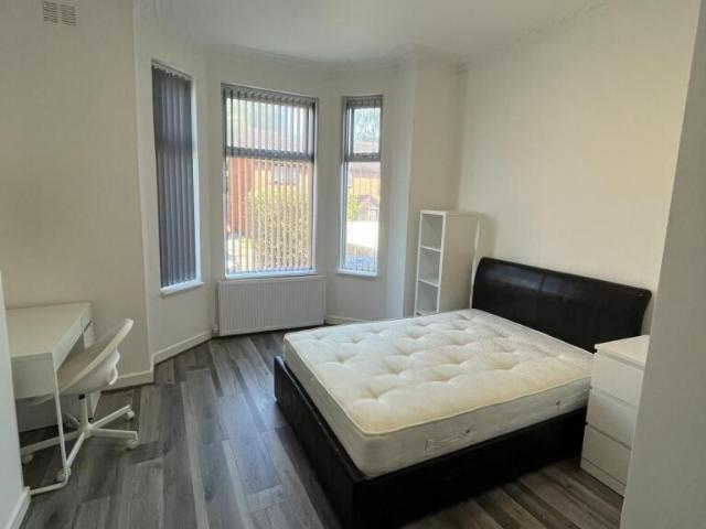 Haydn Avenue, Manchester, M14 4 bed terraced house to rent £2,253 pcm £520 pw