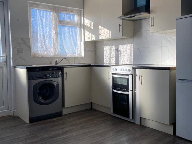 HAYES UB3 1 bed flat to rent £1,799 pcm £415 pw