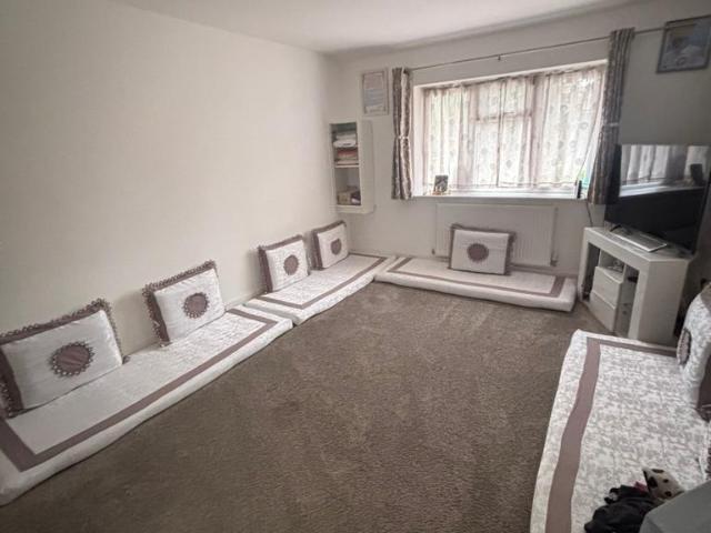 Hayes UB3 2 bed flat to rent £2,000 pcm £462 pw