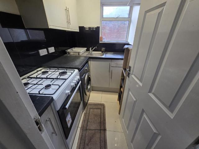 HAYES UB4 1 bed flat to rent £1,600 pcm £369 pw
