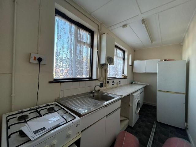 Hayes UB4 4 bed flat to rent £2,350 pcm £542 pw
