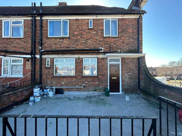 Hayes UB4, 4 bed flat to rent, £2,350 pcm | PrimeLocation