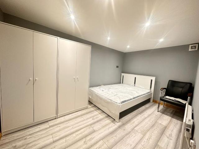 Hayes UB4, Studio to rent, £1,200 pcm | PrimeLocation