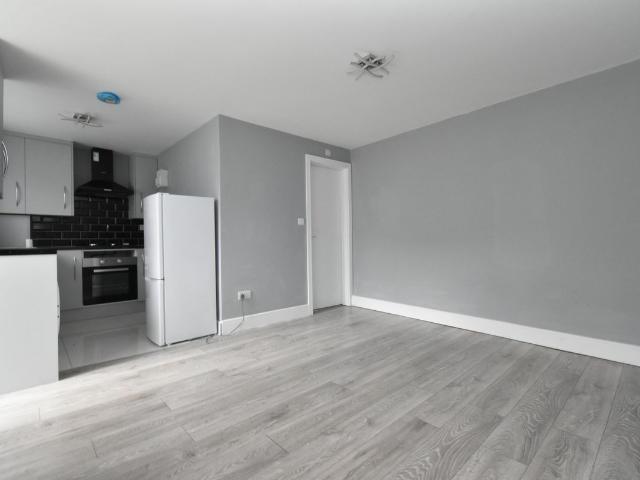 Hayes UB4, Studio to rent, £1,250 pcm | PrimeLocation