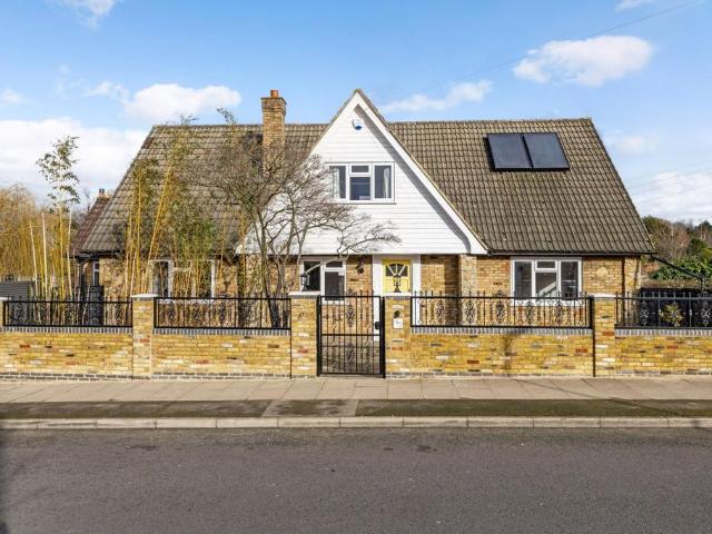 Hayes Way Beckenham BR3 5 bed house to rent £3,750 pcm £865 pw
