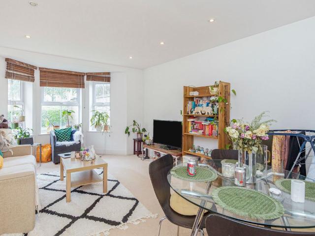 Hayes Grove, London SE22, 2 bed flat to rent, £2,000 pcm | PrimeLocation