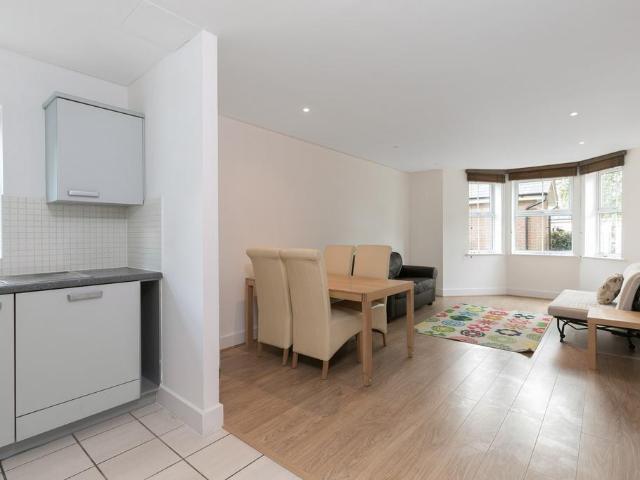 Hayes Grove, London, SE22 2 bed flat to rent £2,150 pcm £496 pw
