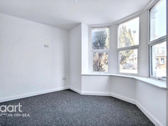 Hayes Road, Clacton on Sea 2 bed apartment to rent £1,275 pcm £294 pw