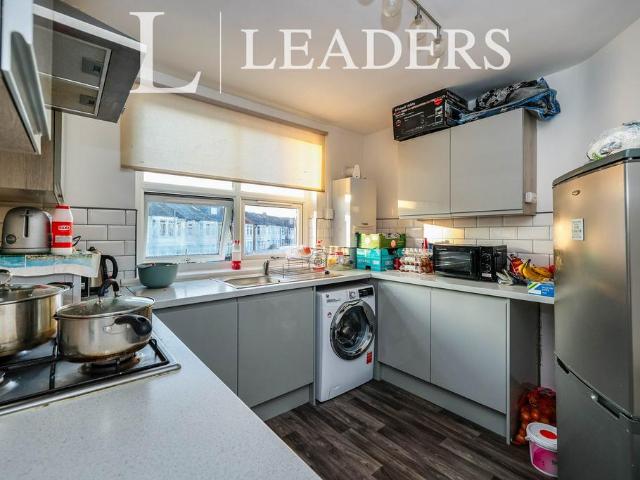 Hayling Avenue, Portsmouth, PO3 2 bed flat to rent £1,095 pcm £253 pw