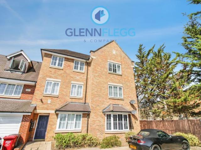 Hayling Close, SLOUGH 2 bed flat to rent £1,450 pcm £335 pw