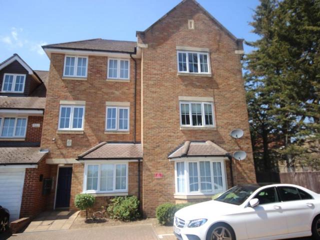 Hayling Close, Slough SL1 2 bed apartment to rent £1,650 pcm £381 pw