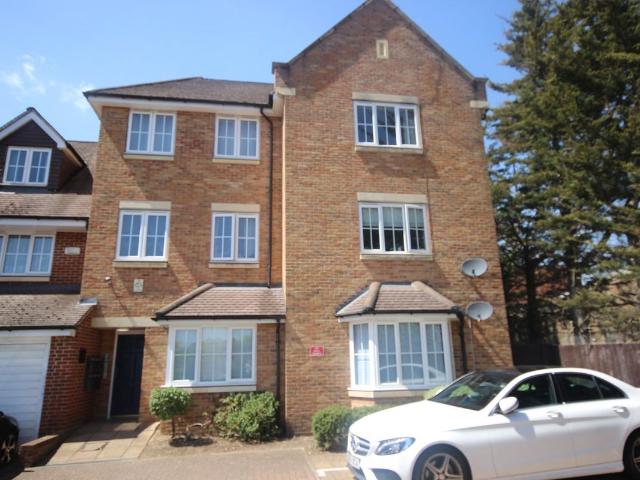 Hayling Close, Slough SL1, 2 bed flat to rent, £1,650 pcm | PrimeLocation