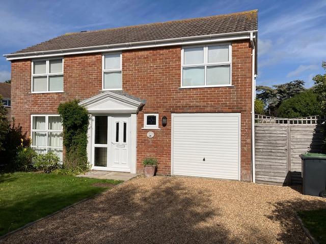Hayling Island, Hampshire, PO11 4 bed detached house to rent £1,950 pcm £450 pw