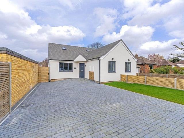 Hazel Way, Fetcham 3 bed bungalow to rent £2,695 pcm £622 pw
