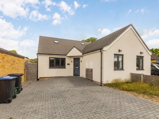 Hazel Way, Fetcham KT22 3 bed bungalow to rent £2,695 pcm £622 pw