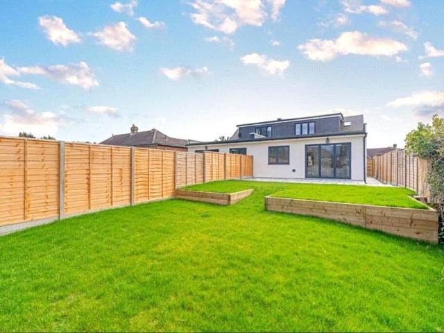 Hazel Way, Fetcham, KT22 3 bed bungalow to rent £2,695 pcm £622 pw