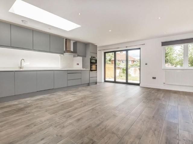 Hazel Way, Fetcham KT22 3 bed bungalow to rent £2,695 pcm £622 pw