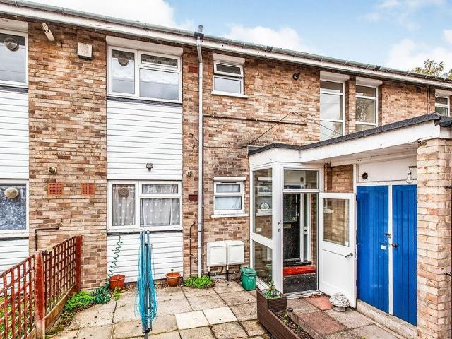 Hazel Close, Egham TW20 2 bed flat to rent £1,600 pcm £369 pw