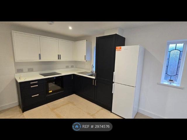 Hazel Grove, Stockport SK7, 3 bed flat to rent, £1,350 pcm | PrimeLocation