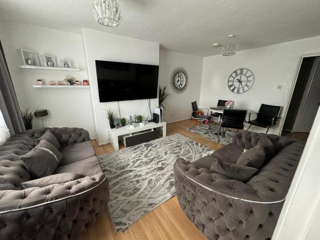 Hazelmere Drive, Northolt UB5 2 bed flat to rent £1,900 pcm £438 pw