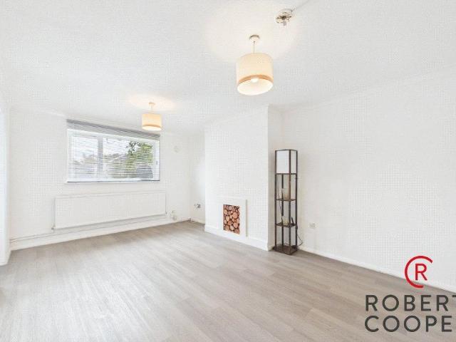 Hazelmere Walk, Northolt, UB5 2 bed apartment to rent £1,750 pcm £404 pw
