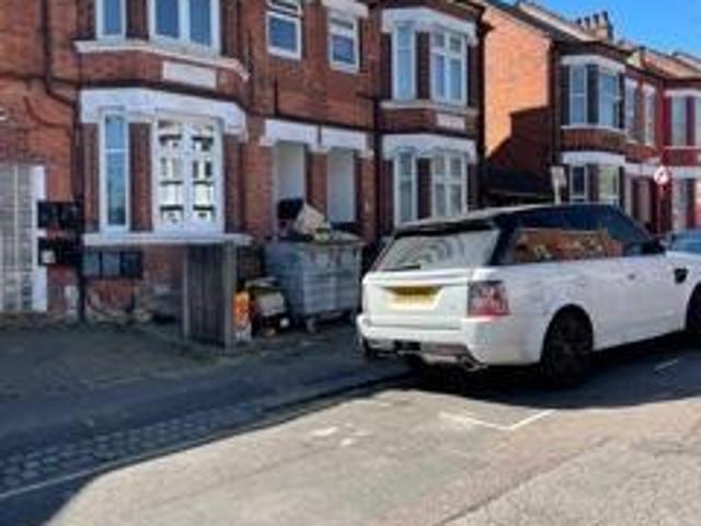 Hazelbury Crescent, LU1 1DF 2 bed flat to rent £1,050 pcm £242 pw