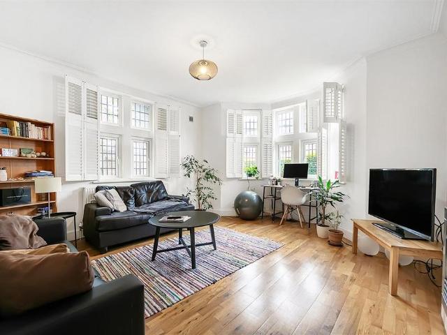 Hazelbourne Road, SW12 3 bed flat to rent £3,500 pcm £808 pw