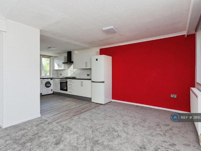 Hazeldene Drive, Pinner, HA5 3 bed flat to rent £2,100 pcm £485 pw