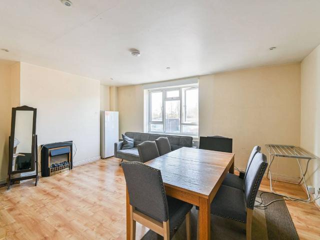 Hazelhurst Road, Earlsfield, London SW17, 4 bed flat to rent, £3,000 pcm | PrimeLocation